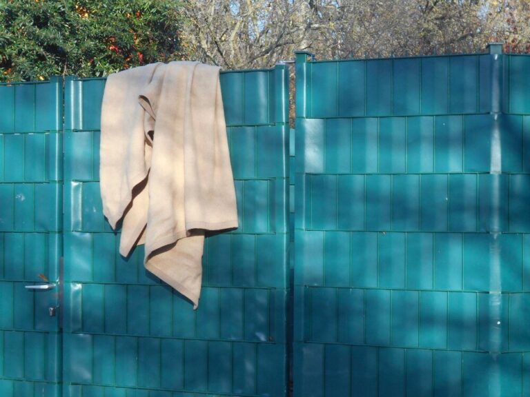 Osłony na płot panelowy – rodzaje i zastosowanie